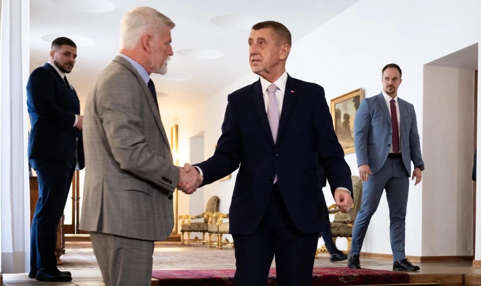Propast v důvěře Čechů: Pavlovi většina věří, Babišova vláda výrazně ...