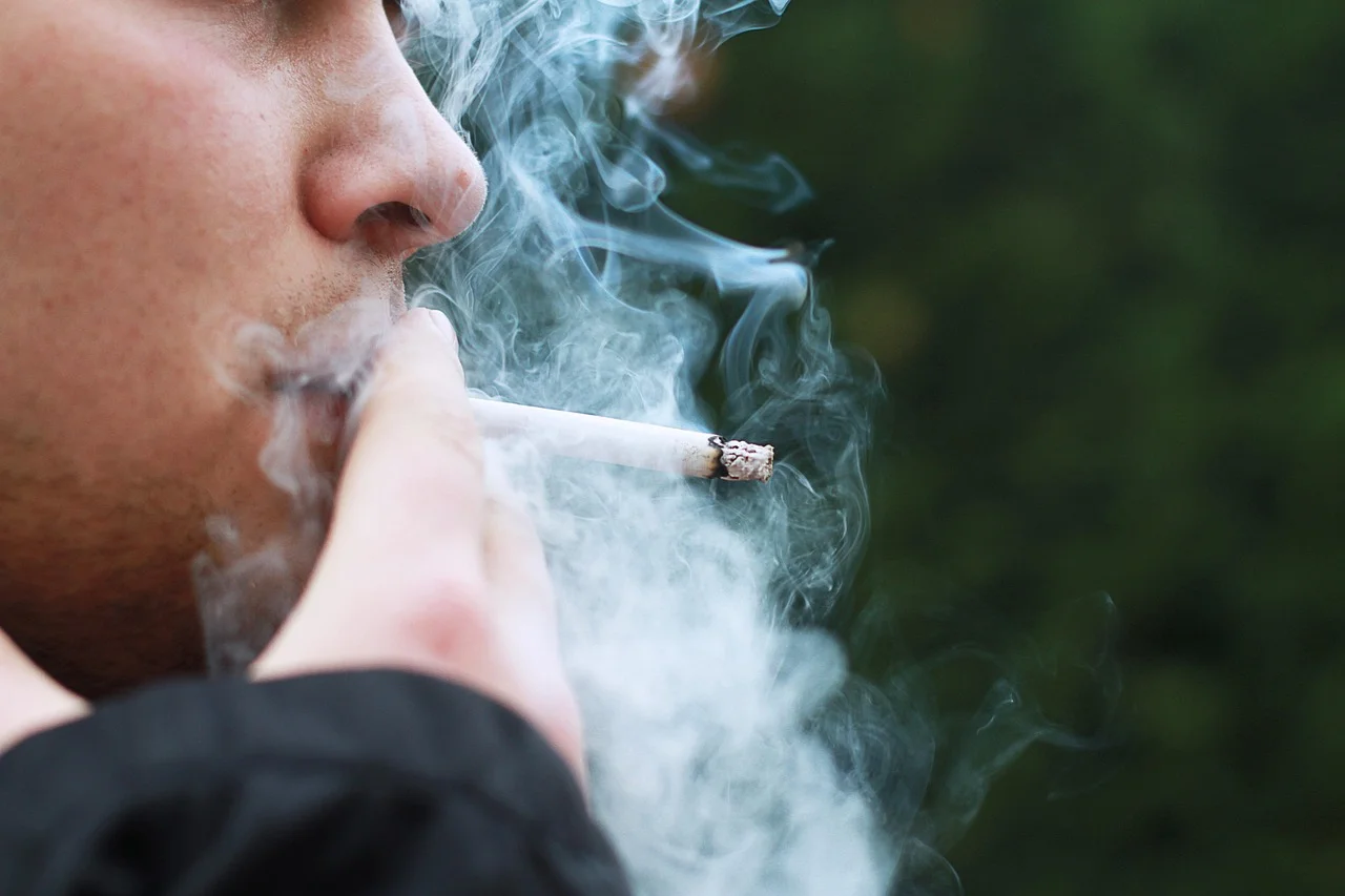 Stát to se zdaněním cigaret přehnal, říkají experti. Nižší daň by státu ...